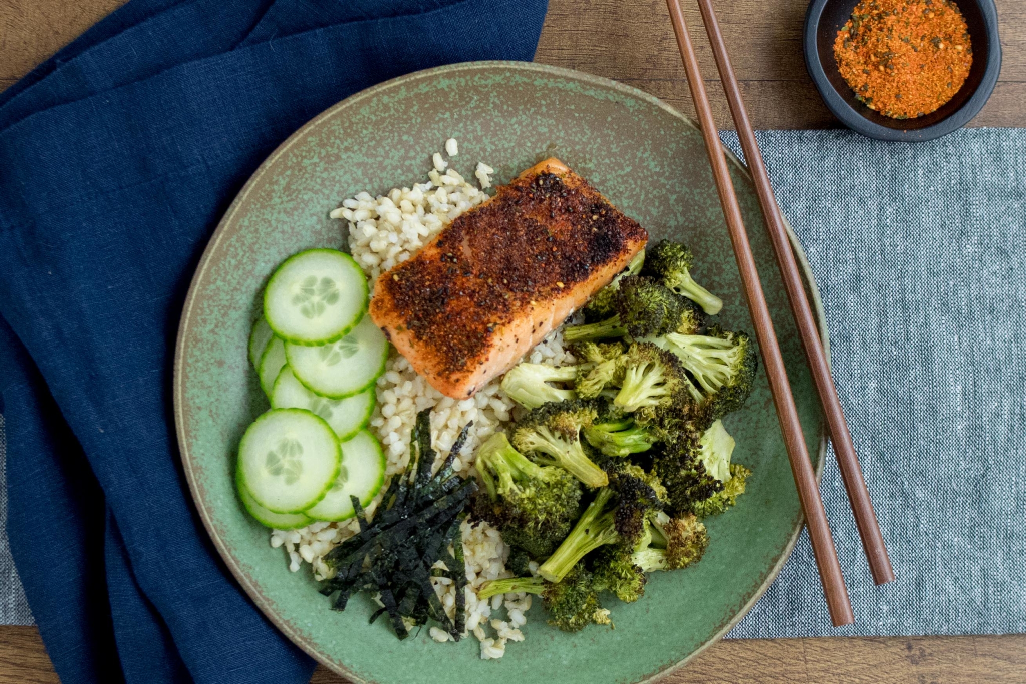 Togarashi Salmon with Broccoli, Brown Rice, and Cucumbers – Recette ...