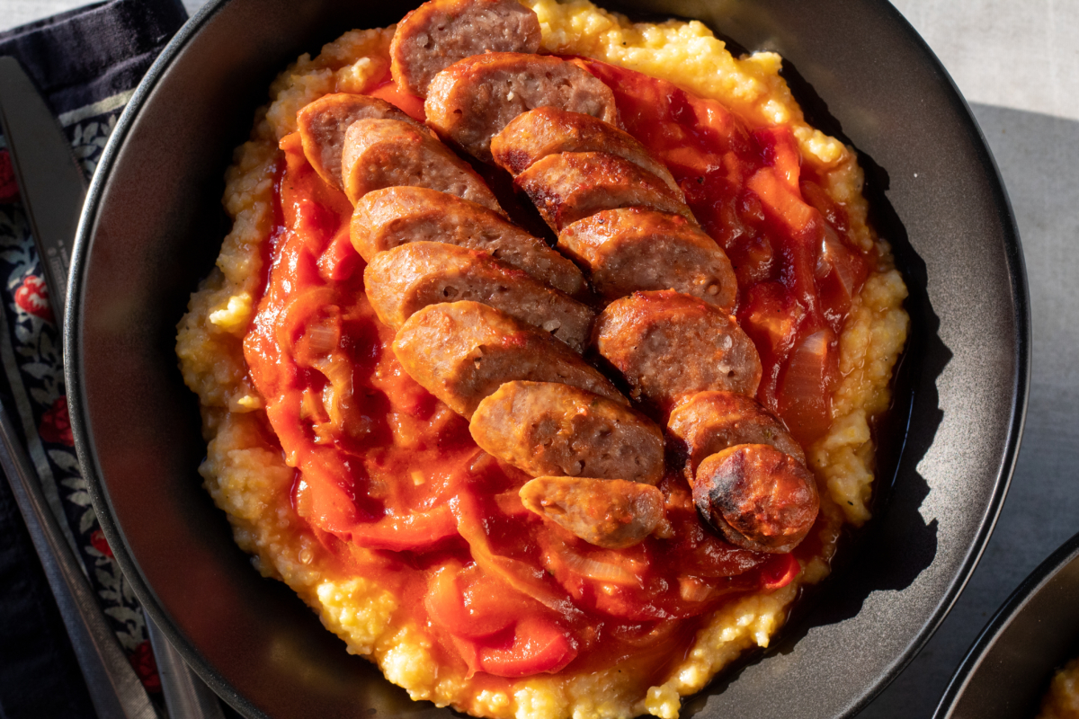 Slow Cooked Sausages with Cheesy Polenta – Recette Magazine