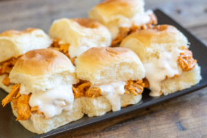 Buffalo Chicken Sliders – Recette Magazine