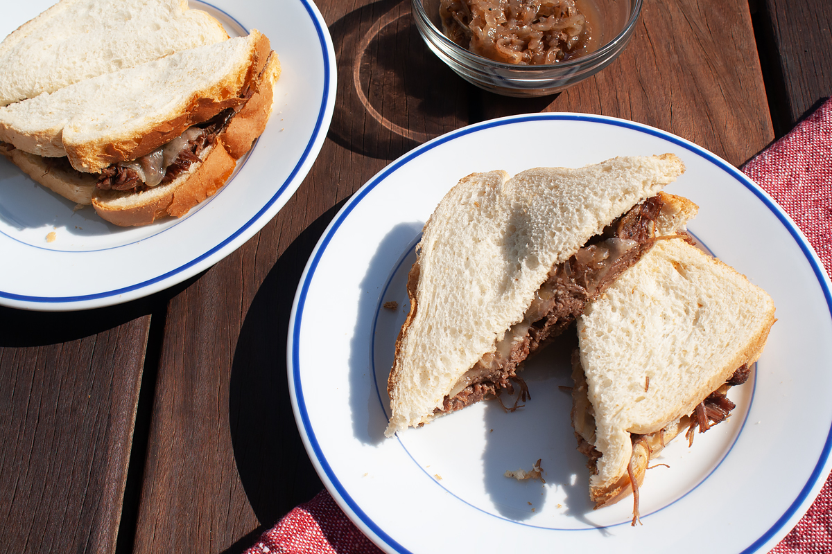 Short Rib Sandwiches with Cheddar and Braised Onions – Recette Magazine