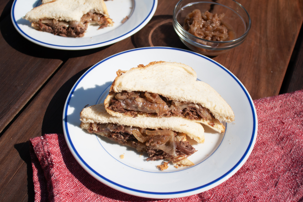 Short Rib Sandwiches with Cheddar and Braised Onions – Recette Magazine