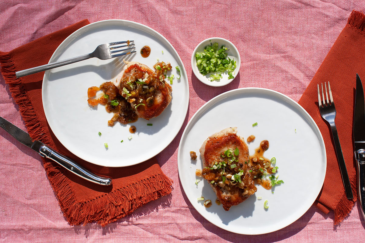 Sweet and Spicy Peach Pork Chops – Recette Magazine