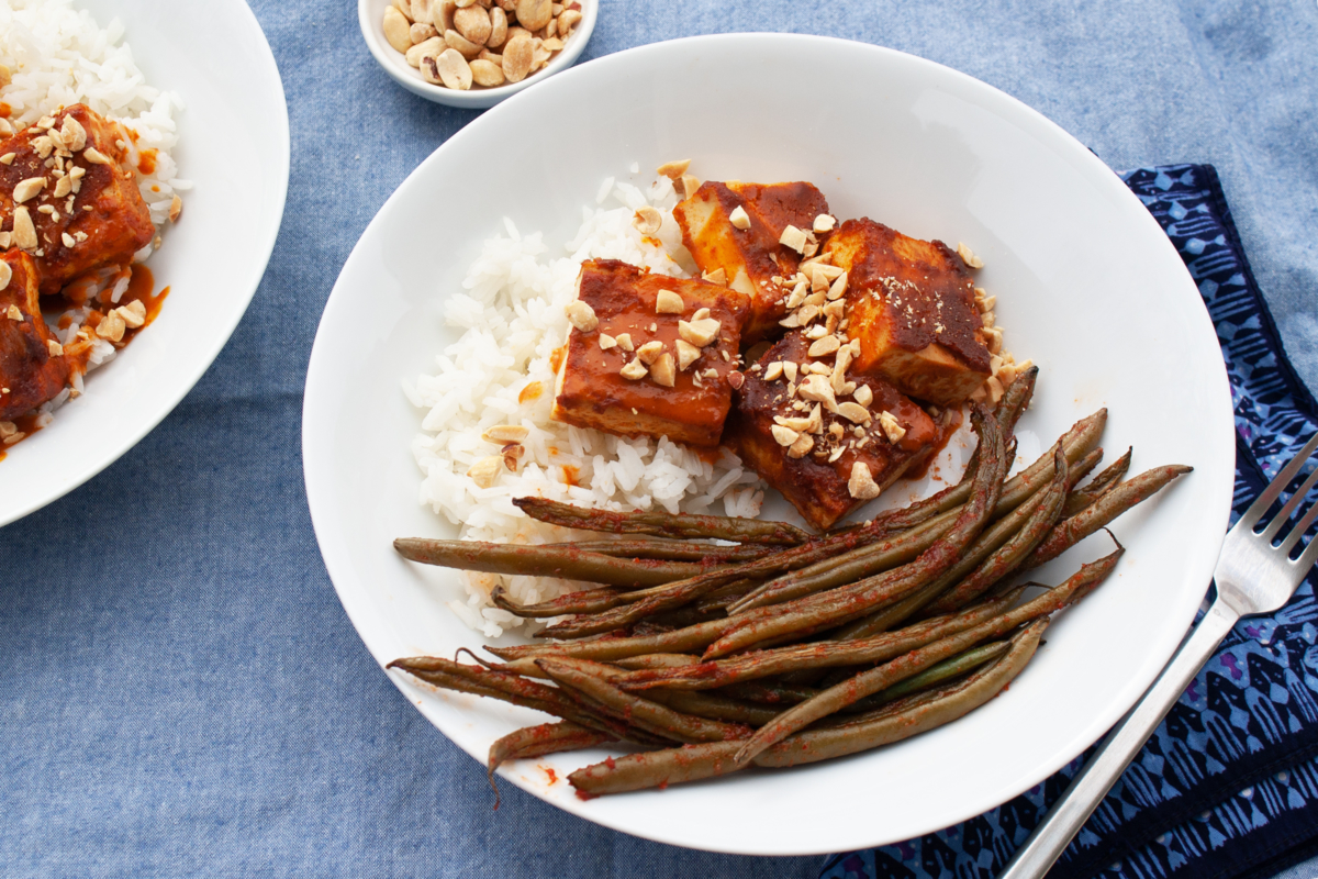 Tofu Satay with Sweet and Spicy Green Beans – Recette Magazine