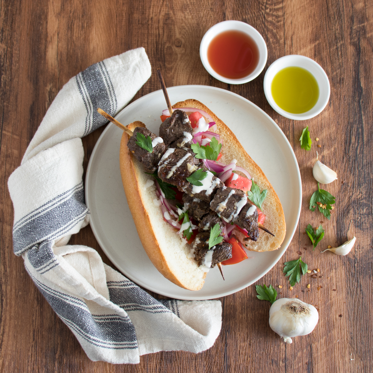 Beef Spiedies with Tomato and Onion Topping – Recette Magazine