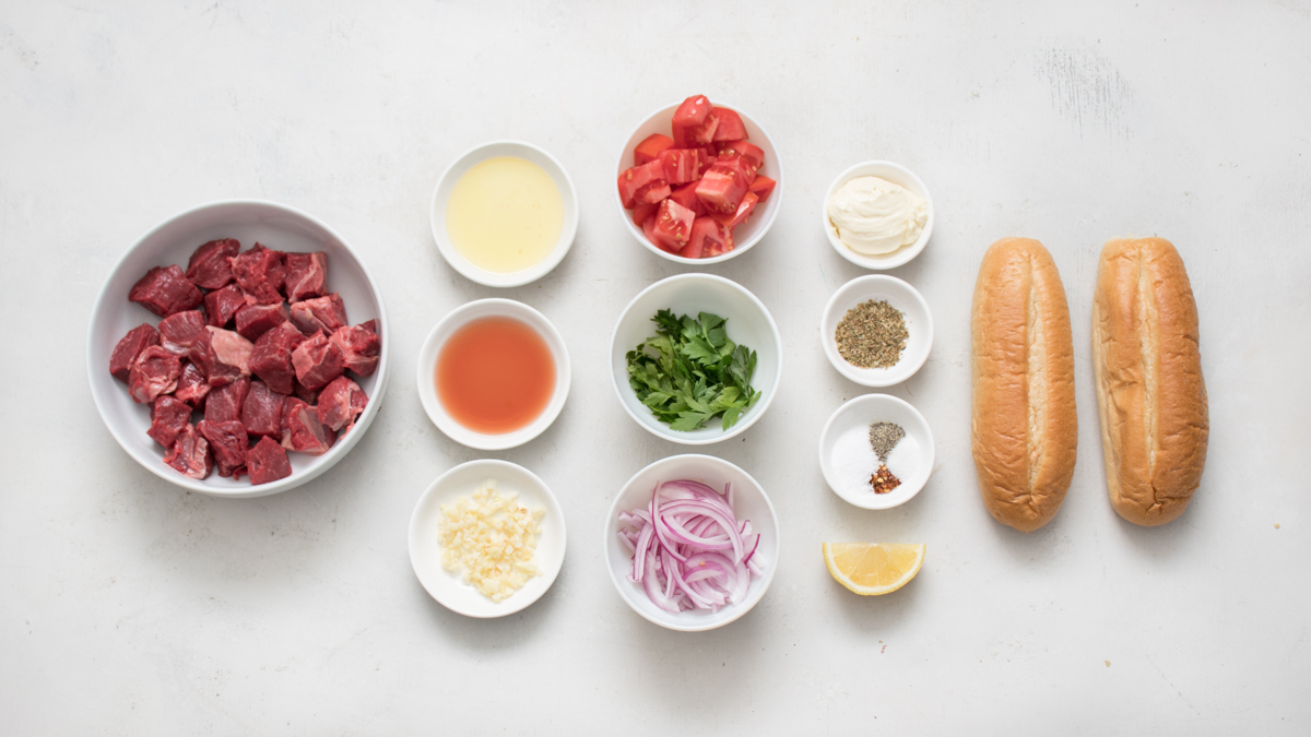 Beef Spiedies with Tomato and Onion Topping – Recette Magazine