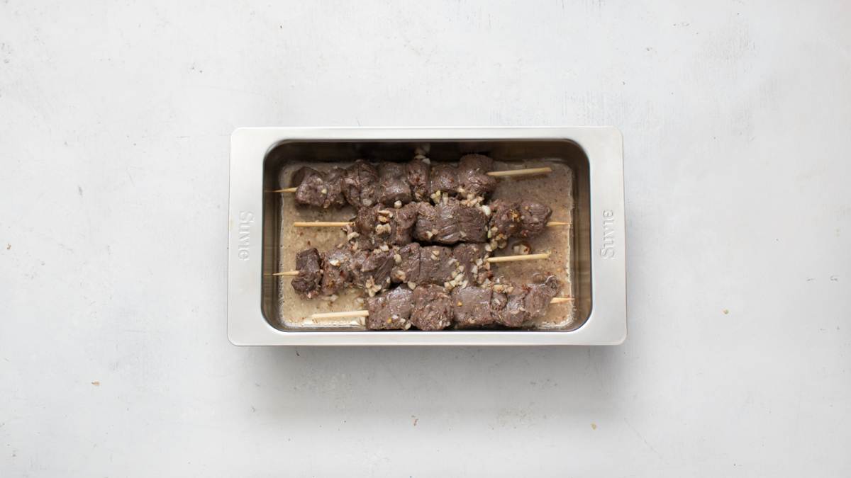 Beef Spiedies with Tomato and Onion Topping – Recette Magazine