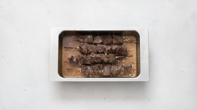 Beef Spiedies with Tomato and Onion Topping – Recette Magazine