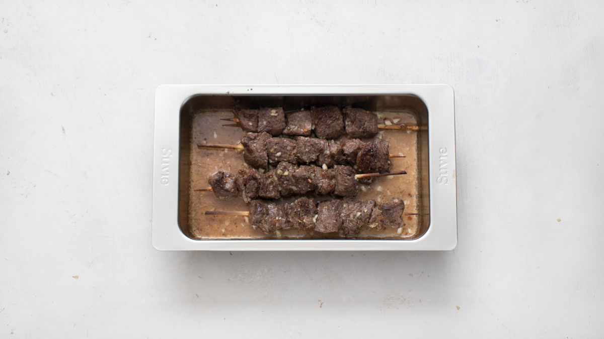 Beef Spiedies with Tomato and Onion Topping – Recette Magazine