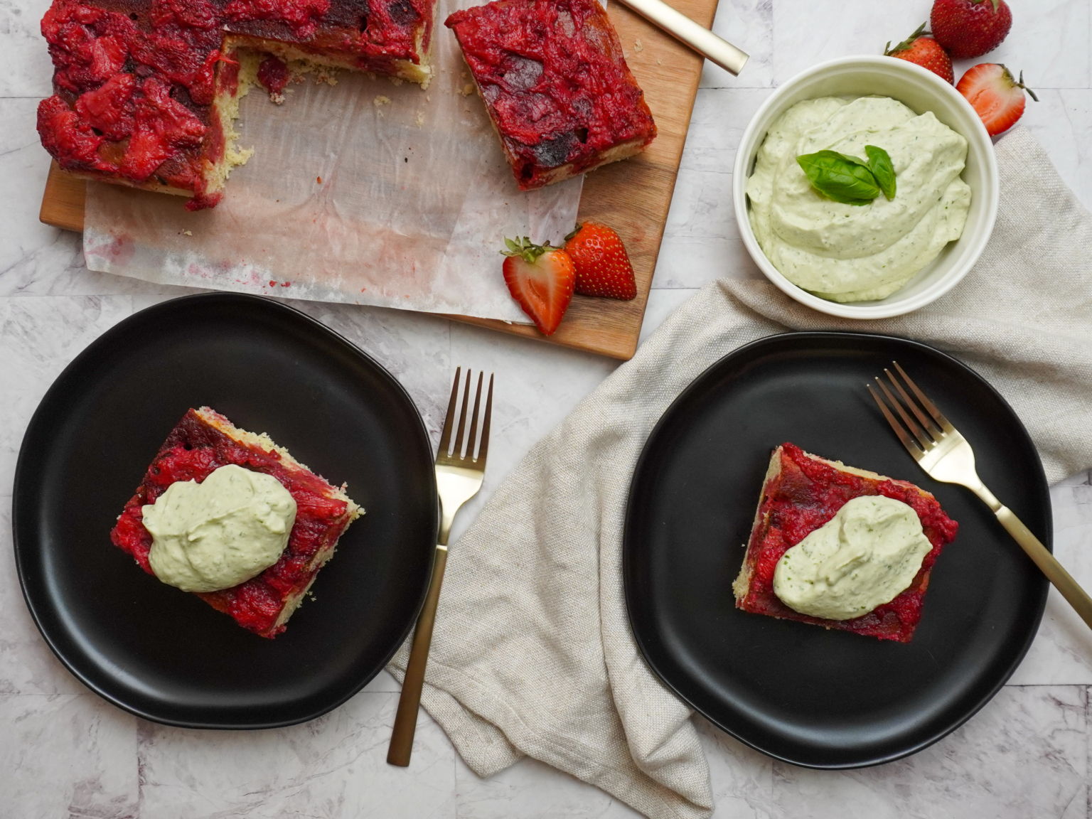 Roasted Strawberry & Basil Poke Cake – Recette Magazine