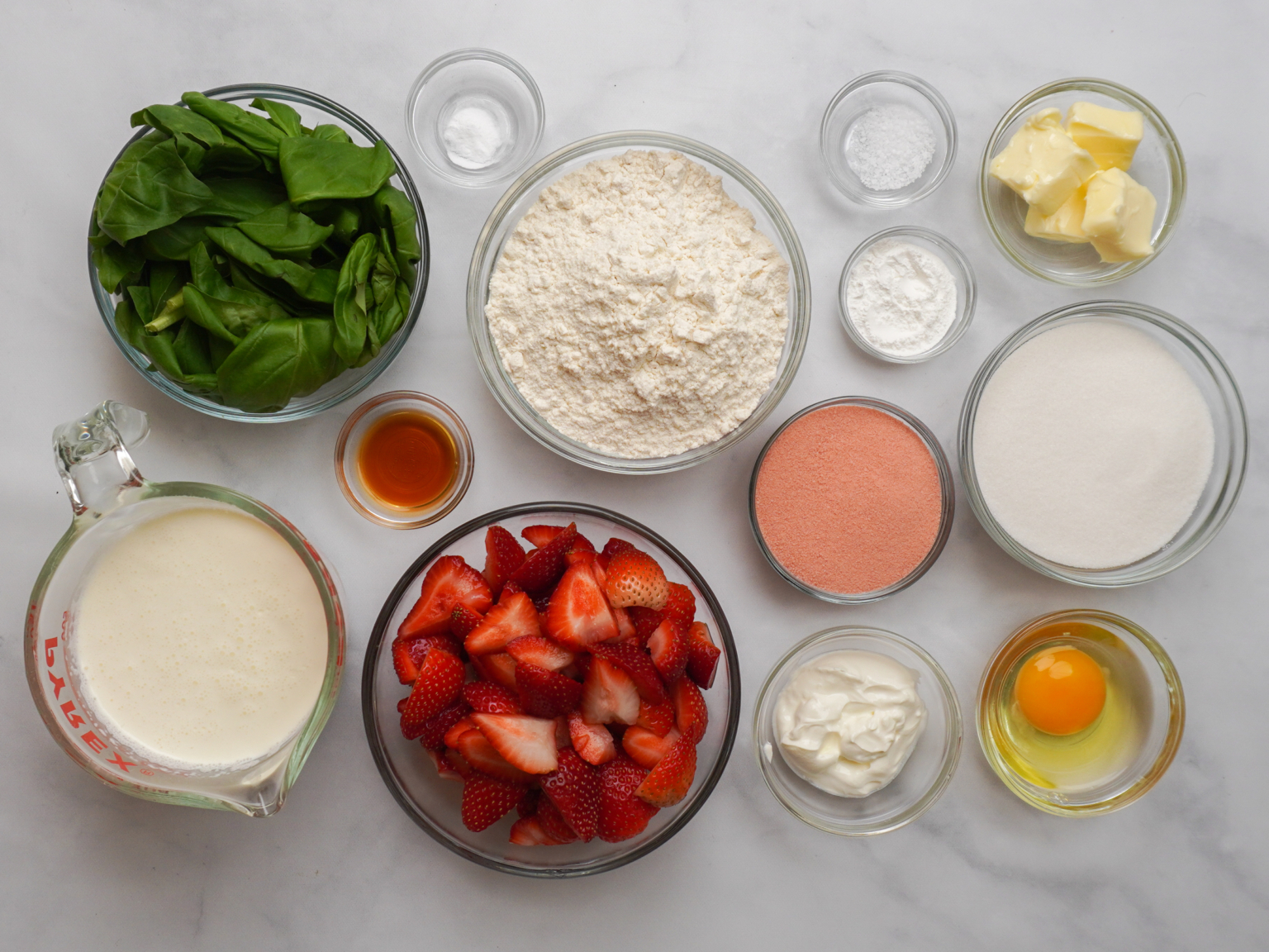 Roasted Strawberry & Basil Poke Cake – Recette Magazine