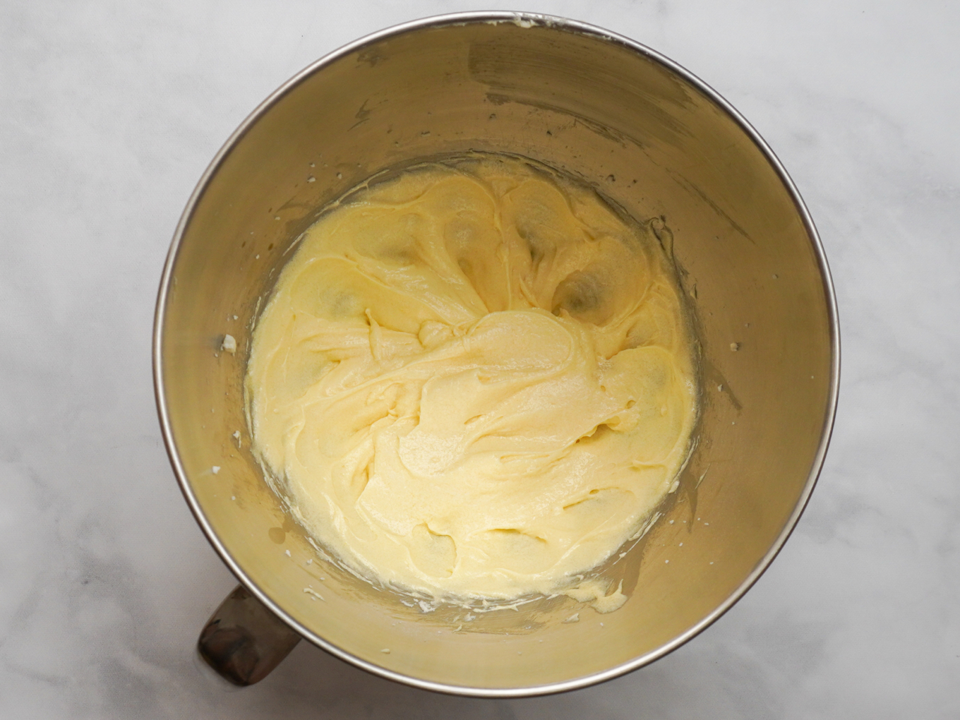 Roasted Strawberry & Basil Poke Cake – Recette Magazine