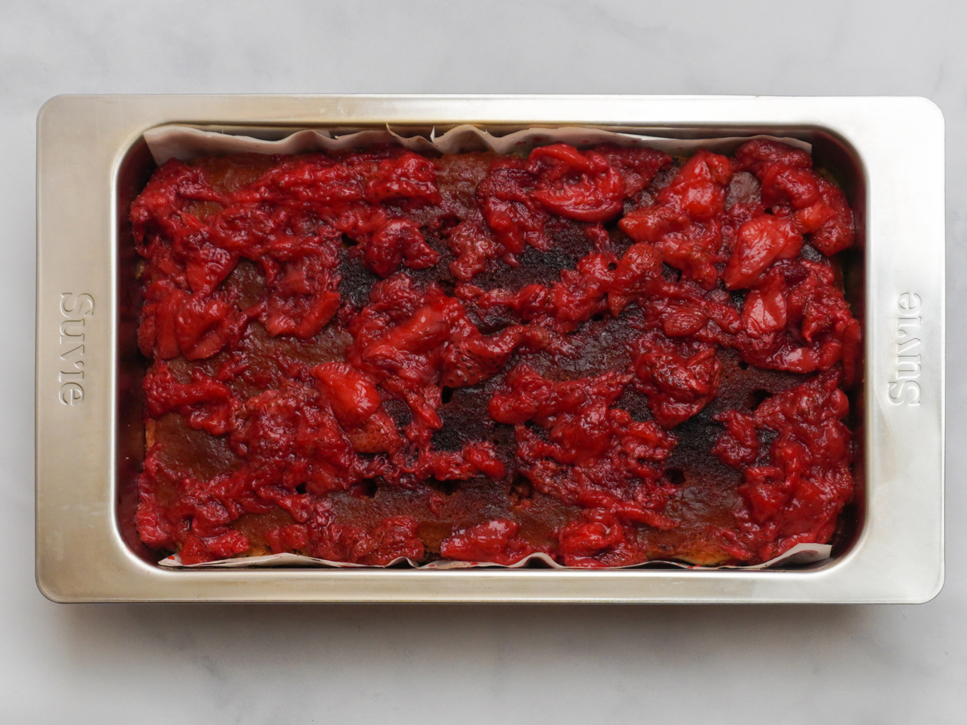 Roasted Strawberry & Basil Poke Cake – Recette Magazine