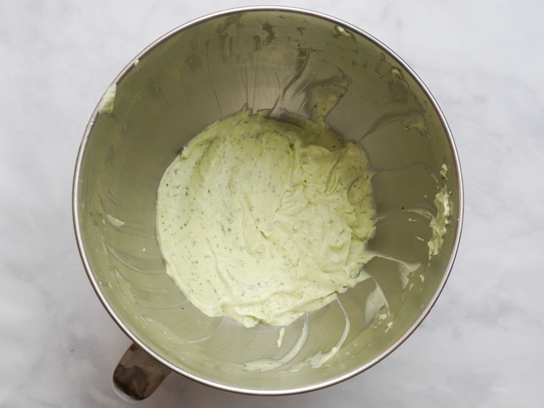 Roasted Strawberry & Basil Poke Cake – Recette Magazine