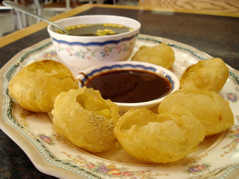 Gol Gappa: The Most-Loved Pakistani Street Food – Recette Magazine