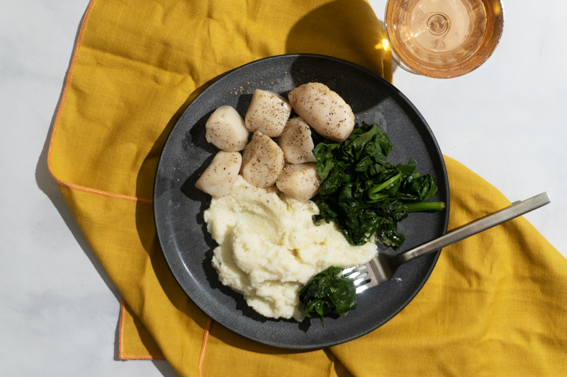 Scallops with Garlic Spinach and Cauliflower Puree – Recette Magazine