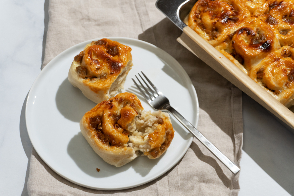 Breakfast Sausage & Cheese Morning Rolls – Recette Magazine