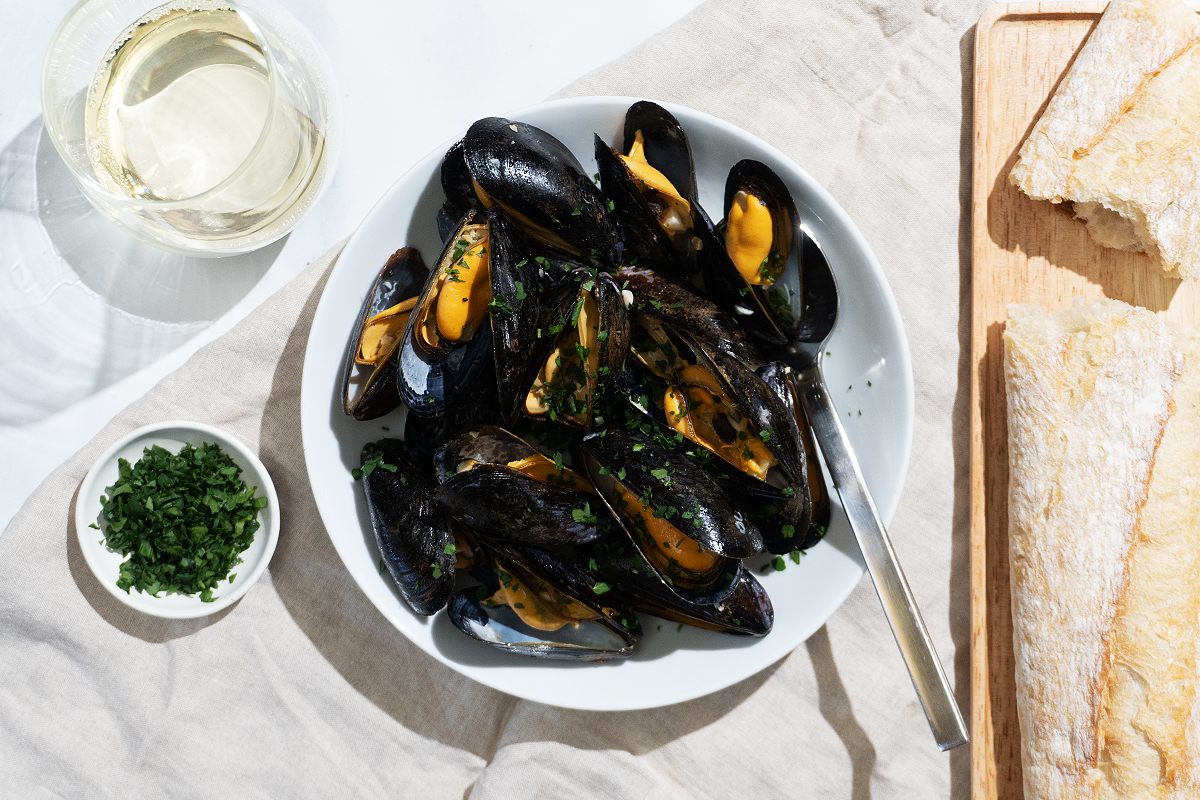 Roasted Mussels with Sourdough Toast – Recette Magazine