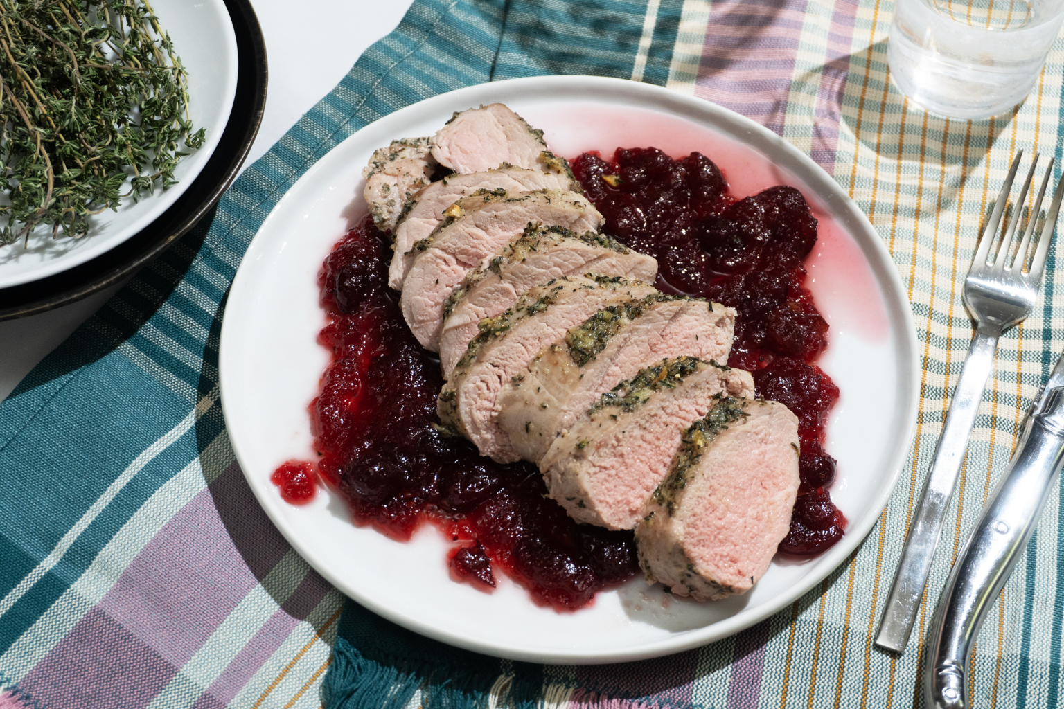 Garlic Herb Pork Tenderloin with Cranberry Sauce – Recette Magazine