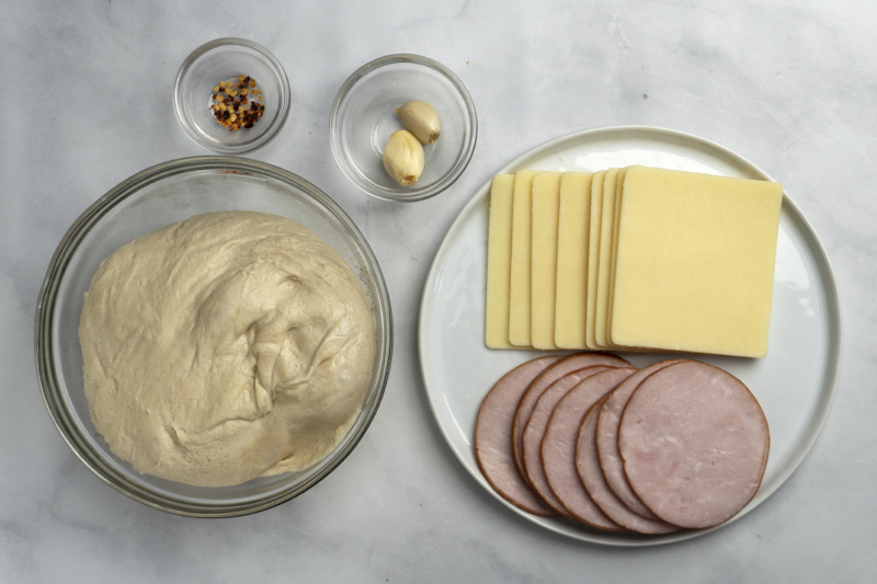 Canadian Bacon and Cheddar Breakfast Rolls – Recette Magazine