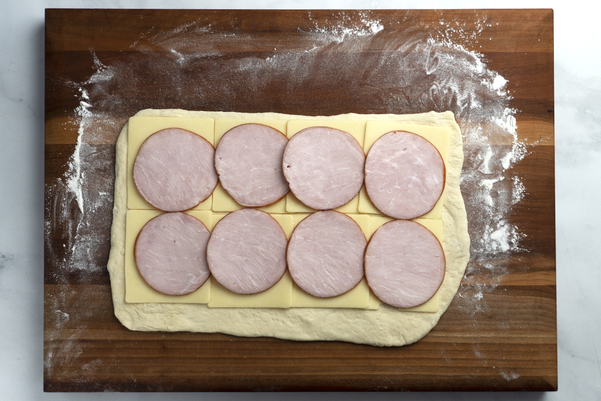 Canadian Bacon and Cheddar Breakfast Rolls – Recette Magazine