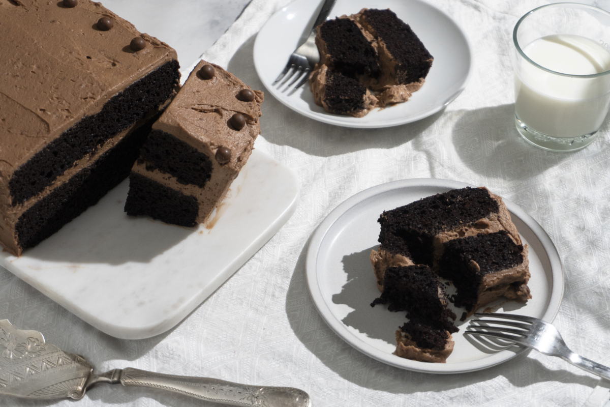 Classic Chocolate Cake with Chocolate Frosting – Recette Magazine