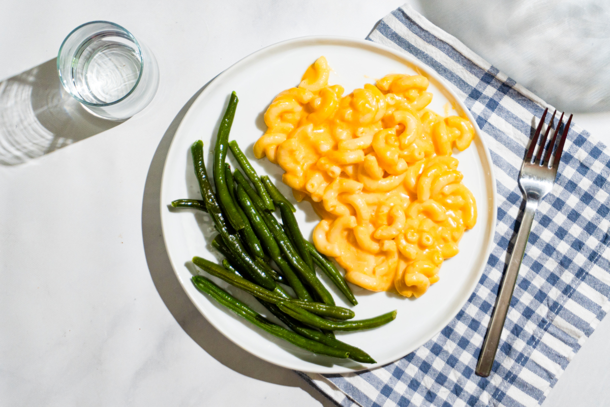 Meal Card: Creamy Cheddar Mac & Cheese with Green Beans – Recette Magazine